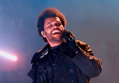 The Weeknd desembarca no Rio de Janeiro e interage com fãs no aeroporto ...