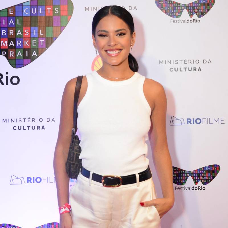 Confiante e sorridente, Bella Campos marca presença na 25ª edição do ...