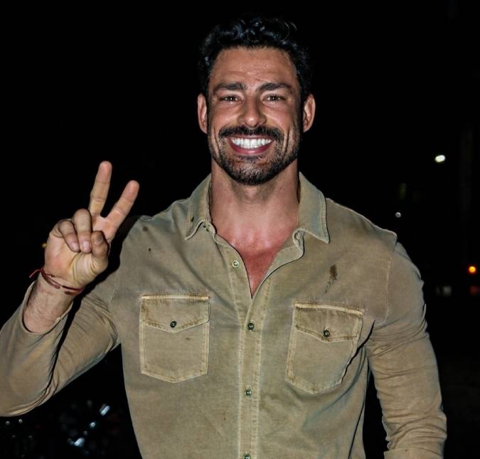 Cauã Reymond exibe corpão em foto e Sabrina Sato comenta: Gente, veste ele aqui - Estrelando