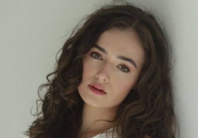 Emily Matte fala sobre sua personagem em A Rainha da Pérsia: Forte e ...